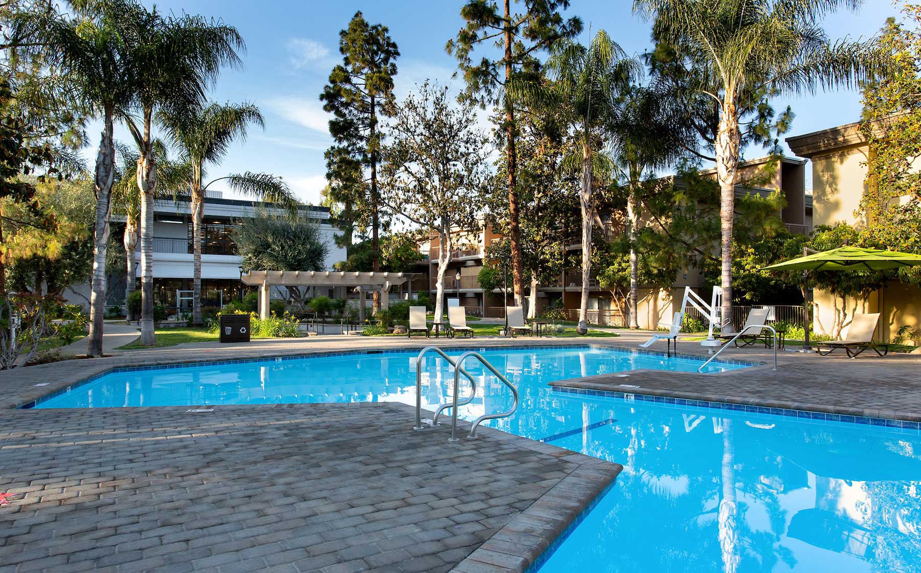 eaves Woodland Hills | AvalonBay Communities