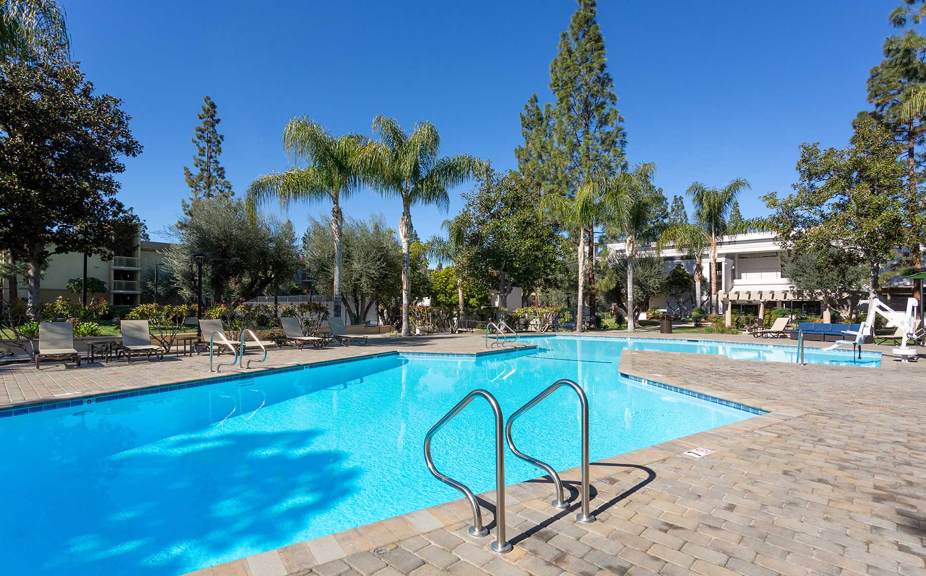 eaves Woodland Hills | AvalonBay Communities