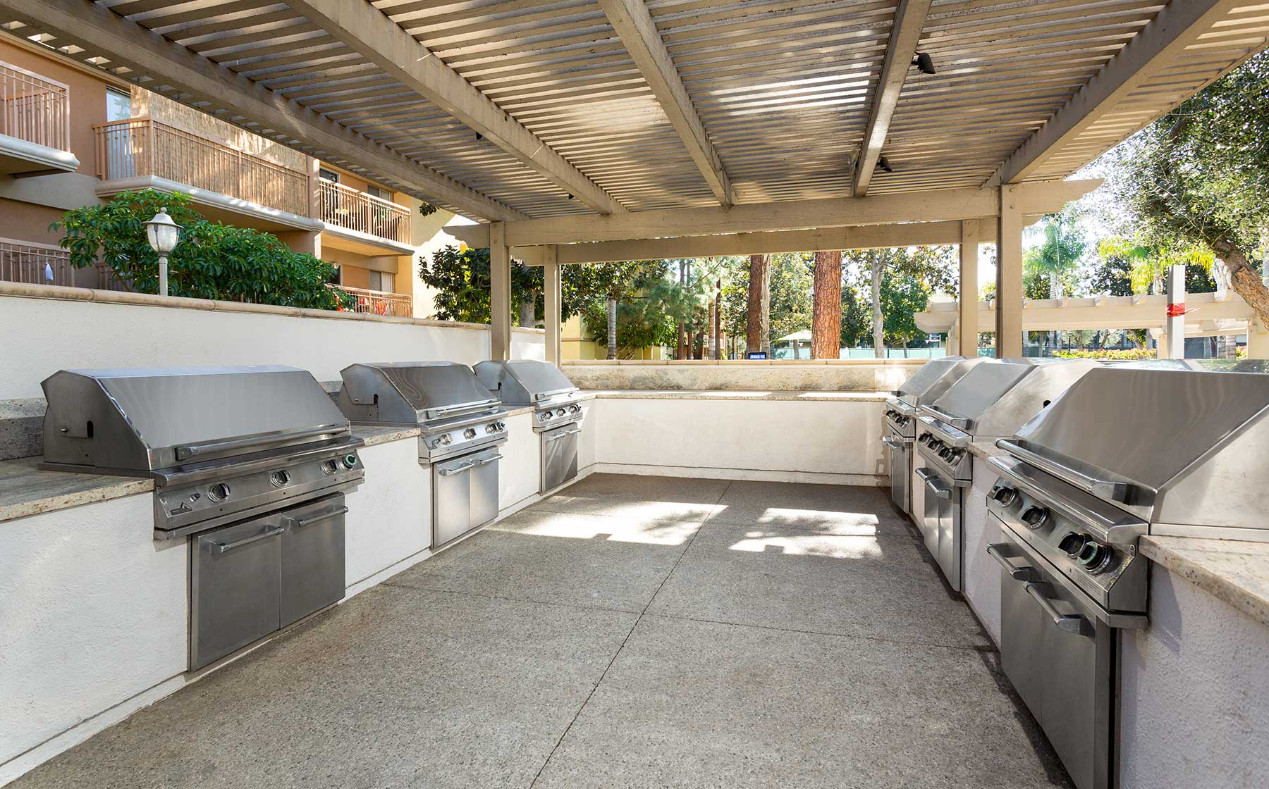 eaves Woodland Hills | AvalonBay Communities